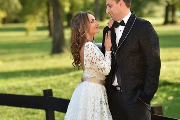 ČESTITAMO: Poznata voditeljka Pinka proslavila drugu godišnjicu braka!