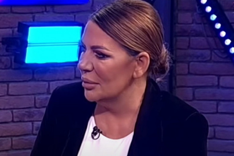 BOLESNA SLAĐA TRAJKOVIĆ TEGLI 50 KILA, A SIN STOJI I GLEDA: Đani ...