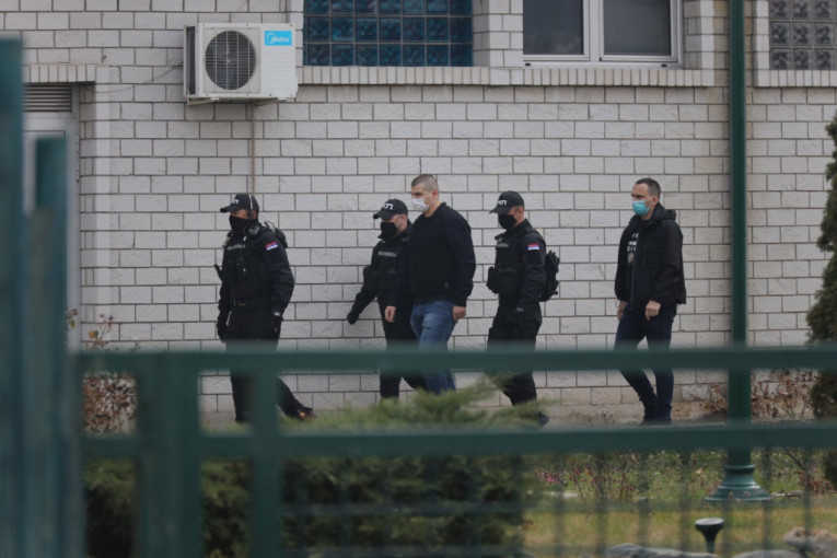 (FOTO) POČELO JE! Nemanja Manjak na ispitivanju u SBPOK: AFERA "CARINA ...