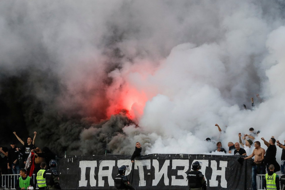 GROBARI ZAGRMELI! Češkom se ori: UPRAVA NAPOLJE!