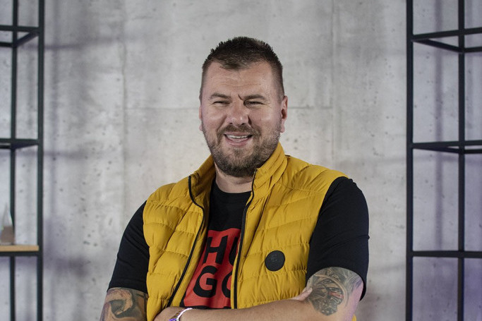 JANJUŠ U DRUŠTVU SVETSKE ZVEZDE! Bivši zadrugar užuva u restoranu sa ...