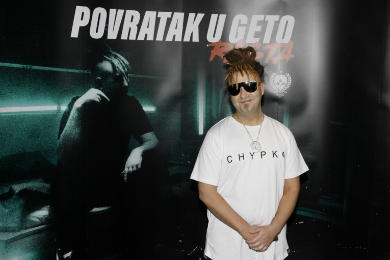 RASTA SMUVAO 12 godina mlađu devojku? Uživaju na moru zajedno, evo kako ...