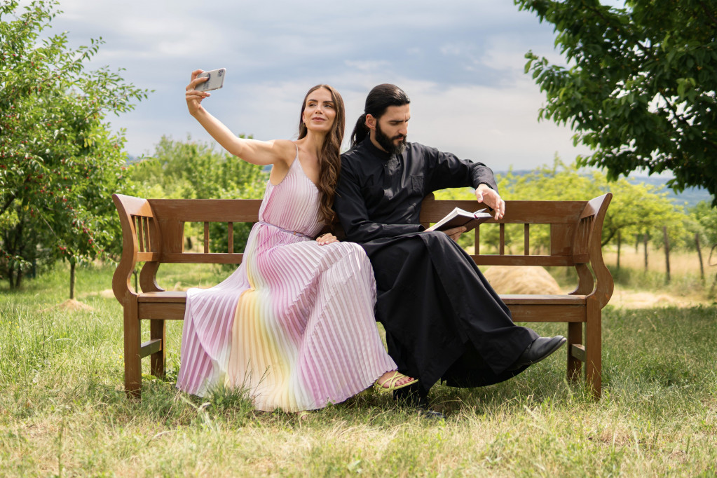 ŠTA SE DESI KAD SE MANEKENKA ZALJUBI U POPA! Seljaci, spremite se ...