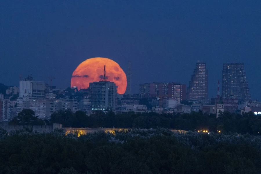 SUPER MESEC IZNAD BEOGRADA: Nestvarni prizori iznad srpske prestonice ...