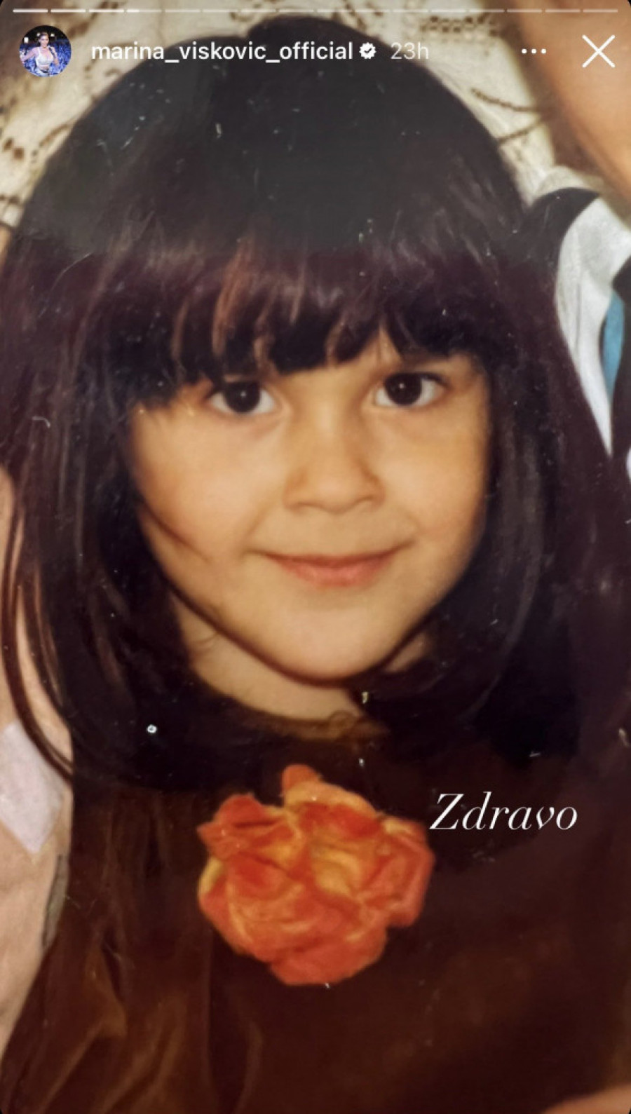 Devojčica sa slike danas je jedna od naših najpopularnijih PEVAČICA: Da li je prepoznajete?