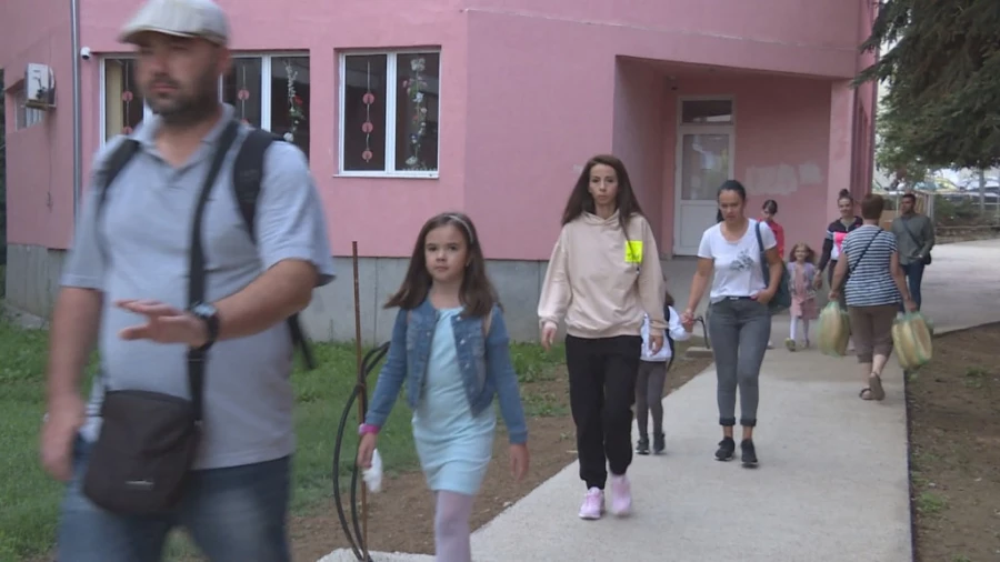 TU SMO DA DECU NAUČIMO ĆIRILICU I NAŠU ISTORIJU: U srpskoj enklavi na ...