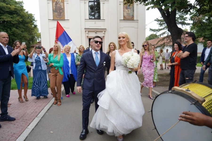 ANJA MIT BLISTA U RASKOŠNOJ VENČANICI: Svadba poznate glumice okupila ...