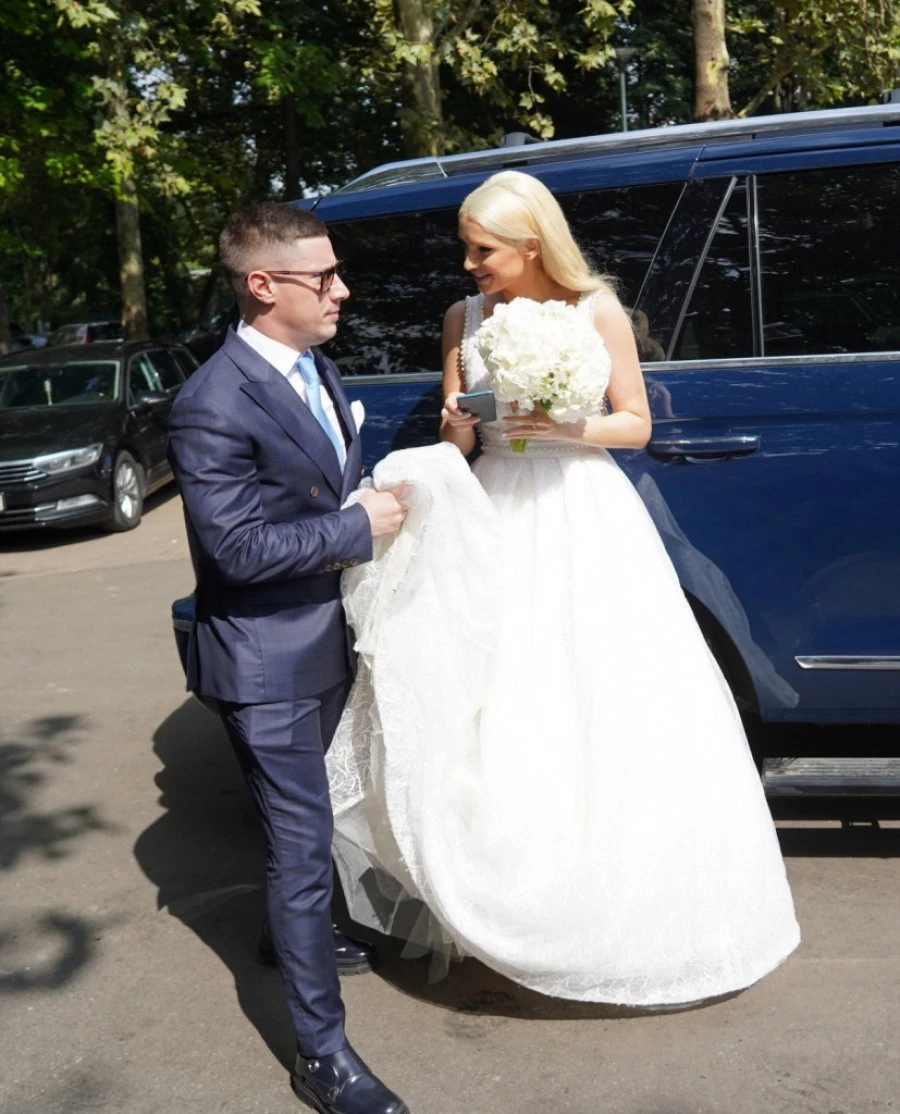 ANJA MIT BLISTA U RASKOŠNOJ VENČANICI: Svadba poznate glumice okupila ...