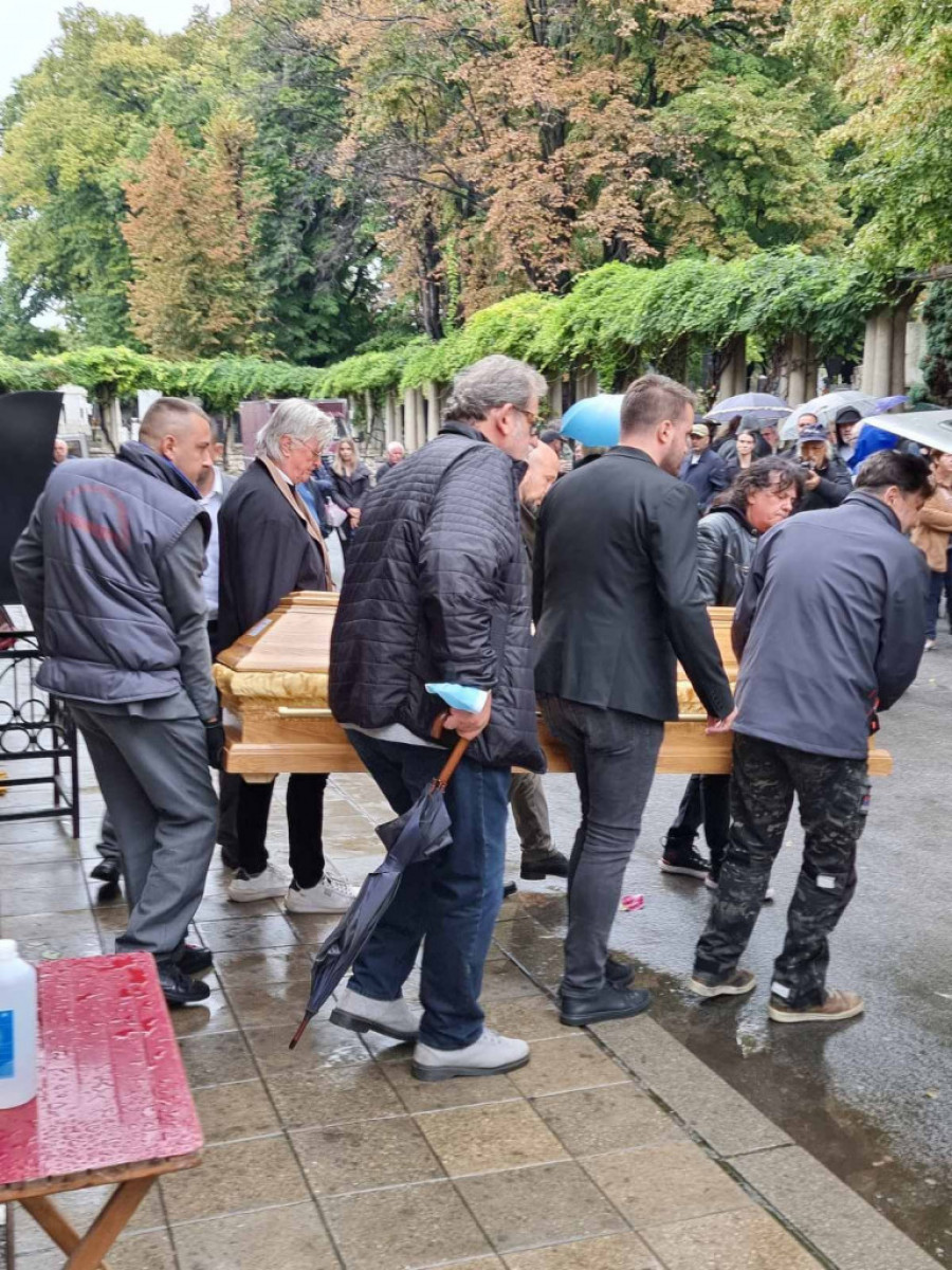 Povorka sa vencima i kovčegom krenula ka grobnom mestu! Anja i Aleksandra idu ISPRED Kristine ...