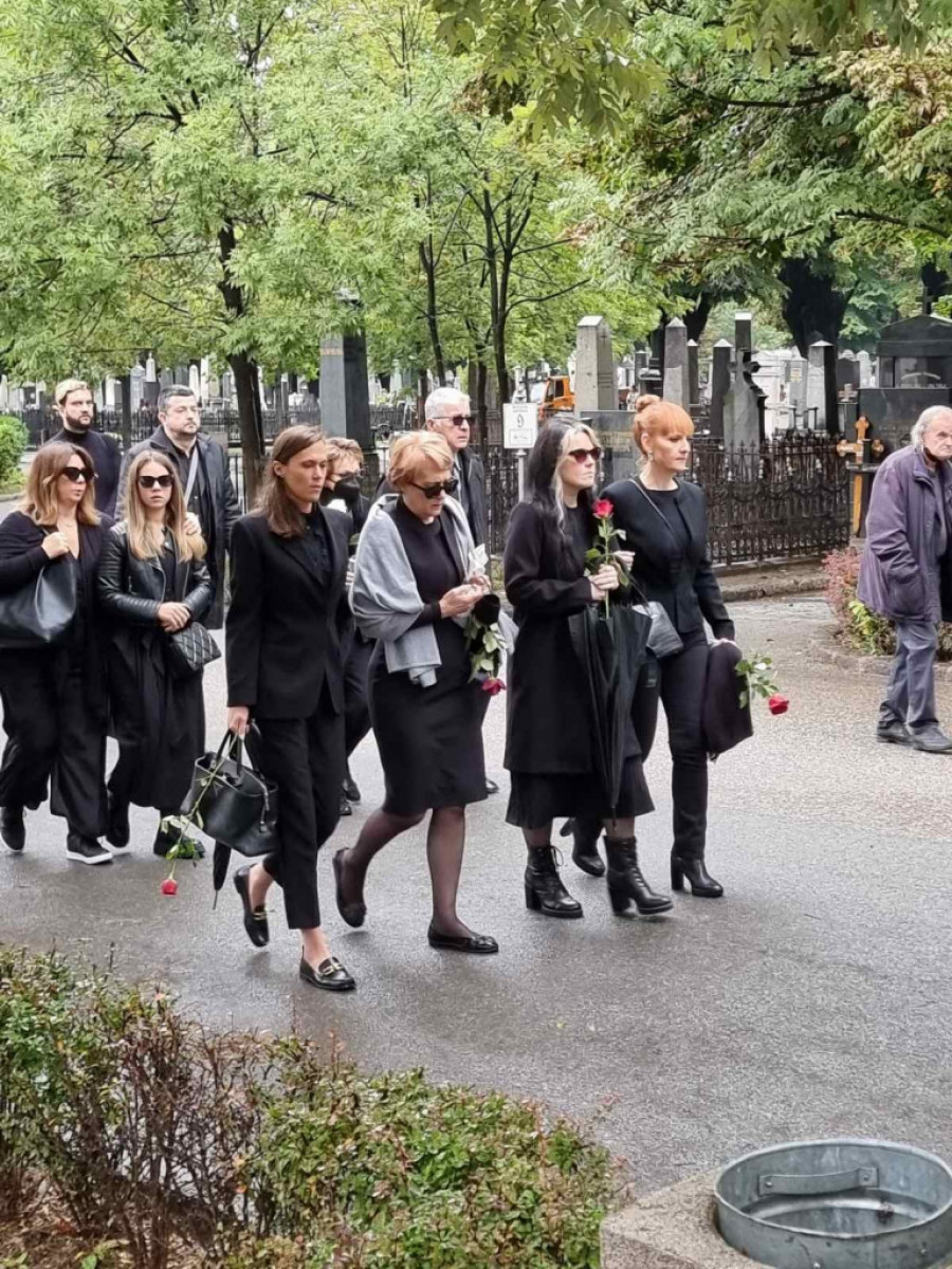 Povorka sa vencima i kovčegom krenula ka grobnom mestu! Anja i Aleksandra idu ISPRED Kristine ...