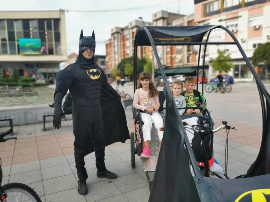 ČAČAK IMA SVOG SUPERHEROJA! Decu ulicama grada prevozi Betmen lično u ...