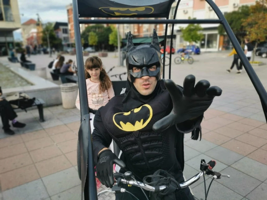 ČAČAK IMA SVOG SUPERHEROJA! Decu ulicama grada prevozi Betmen lično u ...