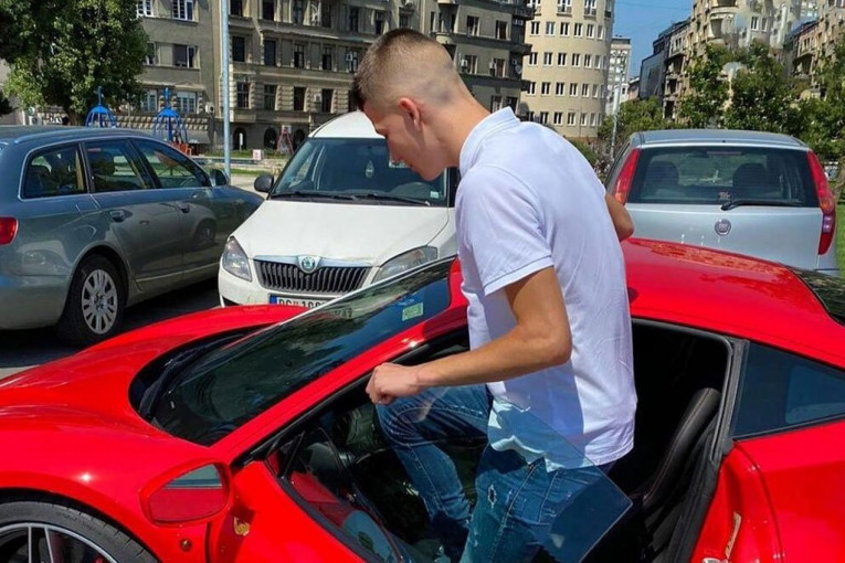 PRETUČEN POZNATI JUTJUBER: Trojica momaka ga sačekala iznad zgrade i ...
