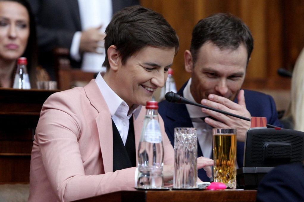PREMIJERKA NASMEJALA MINISTRA: Isplivala fotografija sa sednice Narodne ...