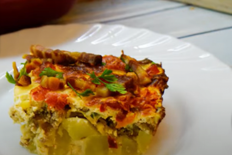 RUČAK IZ RERNE KOJI ĆETE OBOŽAVATI: Krompir, slaninica i meso uz sočan ...