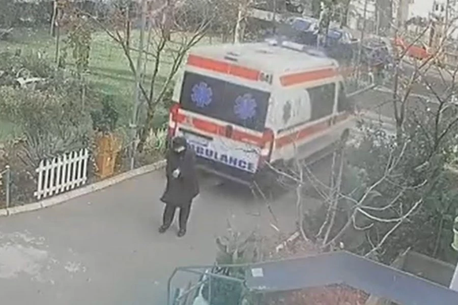 SANITET BACIO STARICU POD TOČKOVE: Vozač i medicinari nisu primetili da ...