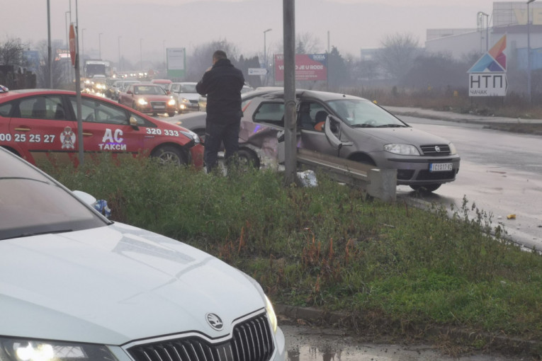 POGINULA JEDNA, POVREĐENE DVE OSOBE: Težak udes kod Čačka (FOTO)