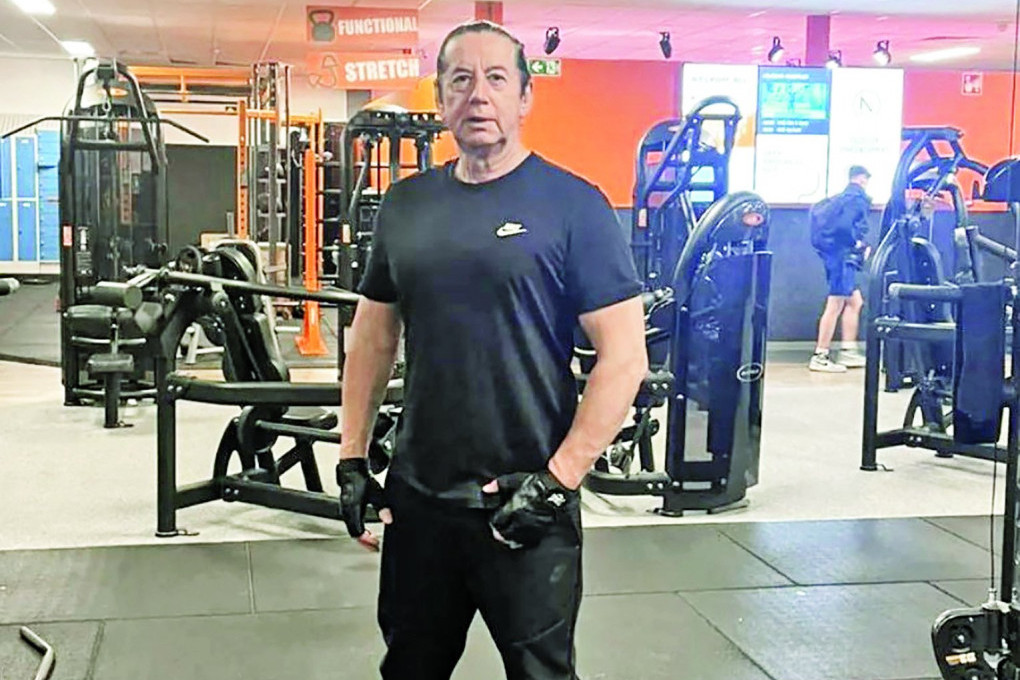 KAO U PUBERTETU! Jašar Ahmedovski doterao telo, a sad PODMLAĐUJE LICE ...