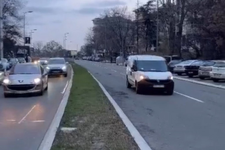 ŠOKANTNO! Pogledajte kako čovek vozi u jednoj od prometnijih ulica u ...