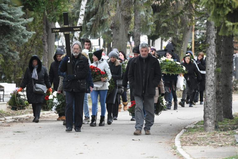 POTRESNE SCENE NA BEŽANIJSKOM GROBLJU! Dvostruki ubica sahranjen, otac se slomio pored kovčega ...
