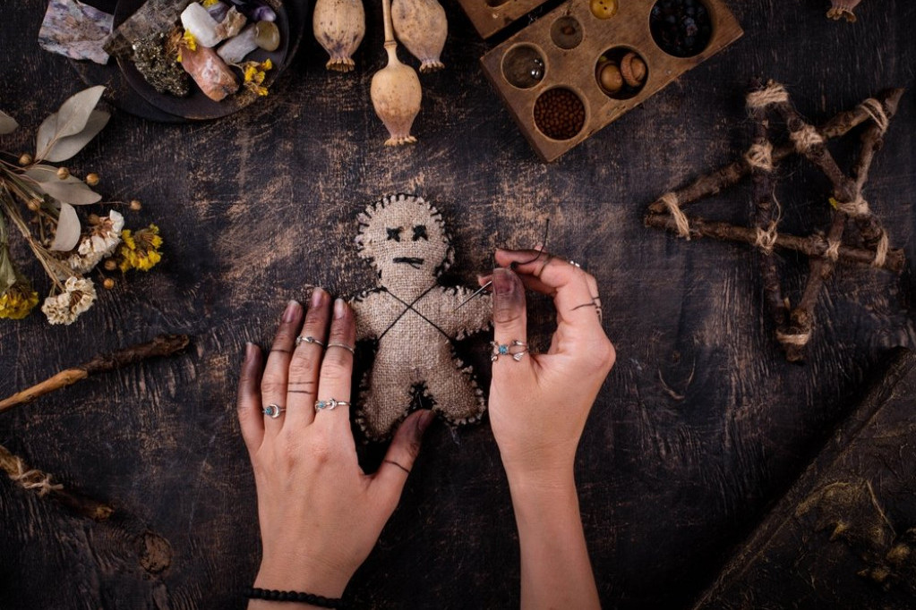 KOMŠIJA MU "BACA" CRNU MAGIJU! NAPOKON GA USNIMIO: Objava na Reditu ...