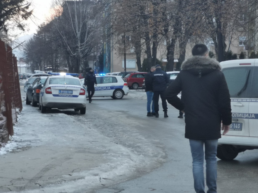 JEZIVA PUCNJAVA U ČAČKU: Upao u kafić i zapucao - muškarac teško ranjen, hitno prevezen u ...