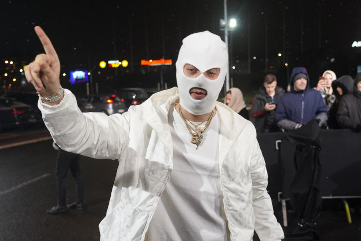 DEVITOVA PRVA SLIKA BEZ MASKE: Fotka iz luks hotela isplivala na ...