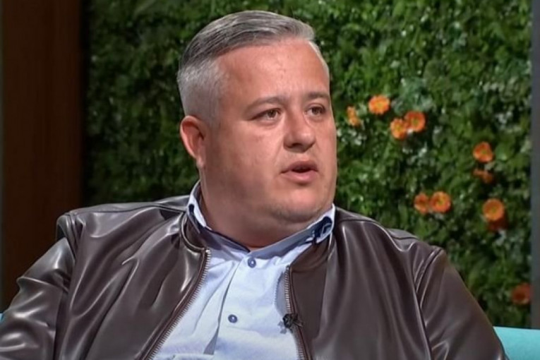 NAŠ PEVAČ IMAO INFARKT ZA VOLANOM! Žena i deca bili sa njim u kolima ...