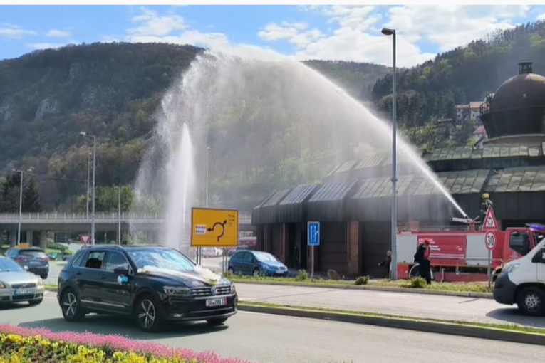 Vatrogasac koji pušta vodeni top u centru Užica postao je pravi hit ...
