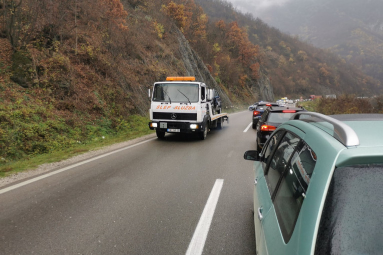 SAOBRAĆAJNI KOLAPS U OVČARSKO-KABLARSKOJ KLISURI! Lančani sudar u tunelu!