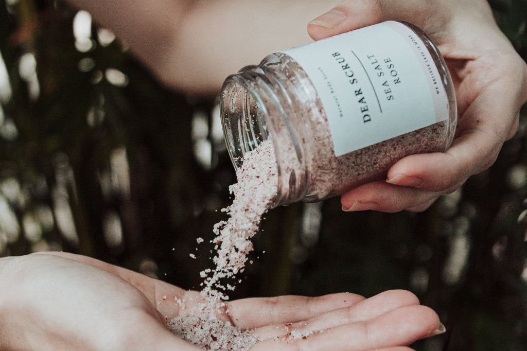 PRIRODNI PILING OD NEKOLIKO SASTOJAKA ZA CELO TELO: Vraća koži sjaj i ...