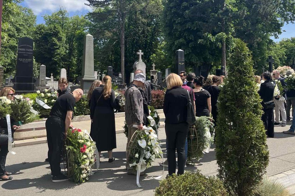 JECAJI SVEŠTENIKA PROLAMAJU SE NOVIM GROBLJEM: Ne stidimo se suza nad ...