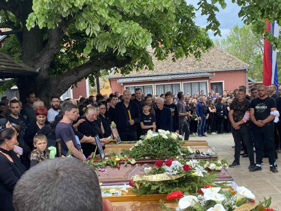 NAJPOTRESNIJE FOTOGRAFIJE SA SAHRANA ŽRTAVA MASOVNIH UBICA! Srbija zavijena u crno (FOTO)