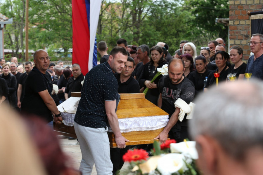 NAJPOTRESNIJE FOTOGRAFIJE SA SAHRANA ŽRTAVA MASOVNIH UBICA! Srbija ...