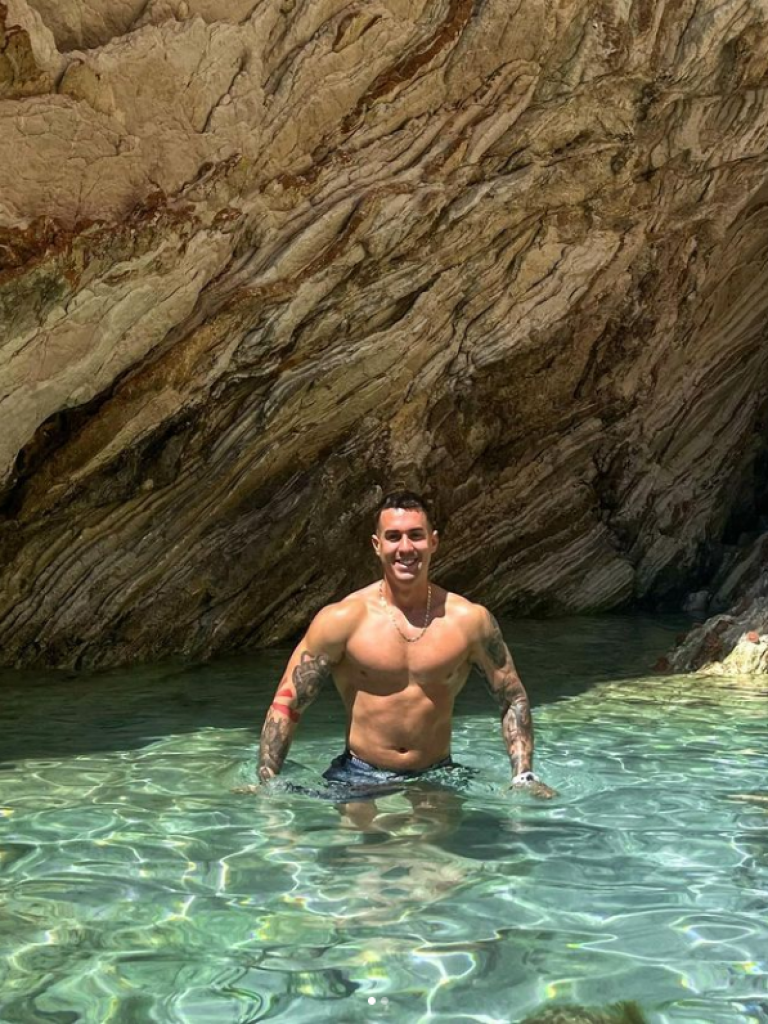 ZA NJEGA JE LETO VEĆ POČELO! Mateja Matijević zapalio Instagram VRELOM fotkom iz Grčke (FOTO)