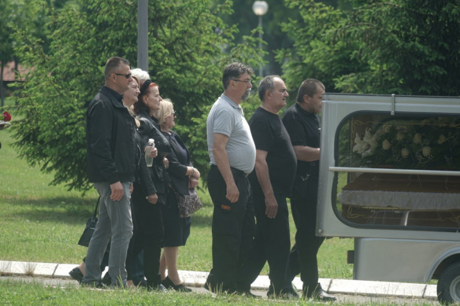 POTRESAN GOVOR MIRKOVOG PRIJATELJA NA SAHRANI! Verenica jedva stoji na nogama, majka kuka na sav ...