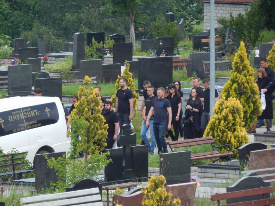 STAVITE ME U SANDUK, NE MOGU OVO DA PODNESEM! Potresne scene sahrane oca i ćerke nastradalih u ...