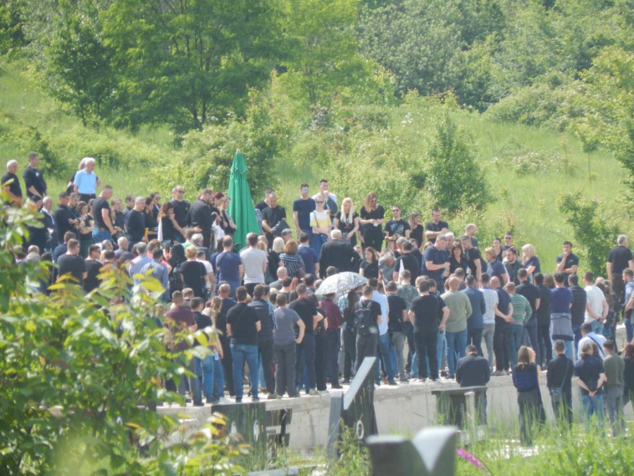 STAVITE ME U SANDUK, NE MOGU OVO DA PODNESEM! Potresne scene sahrane oca i ćerke nastradalih u ...