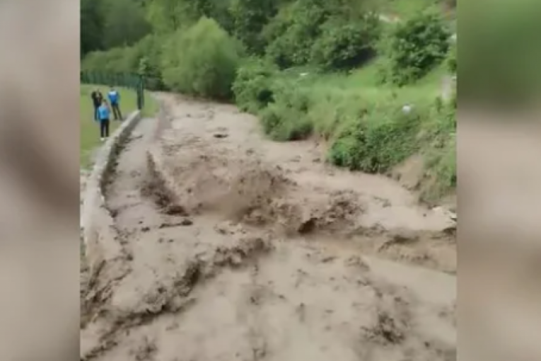 PUTEVI BLOKIRANI, VODA SE IZLIVA NA SVE STRANE! Aleksandrovac pogodilo JAKO nevreme, bujica nosi ...