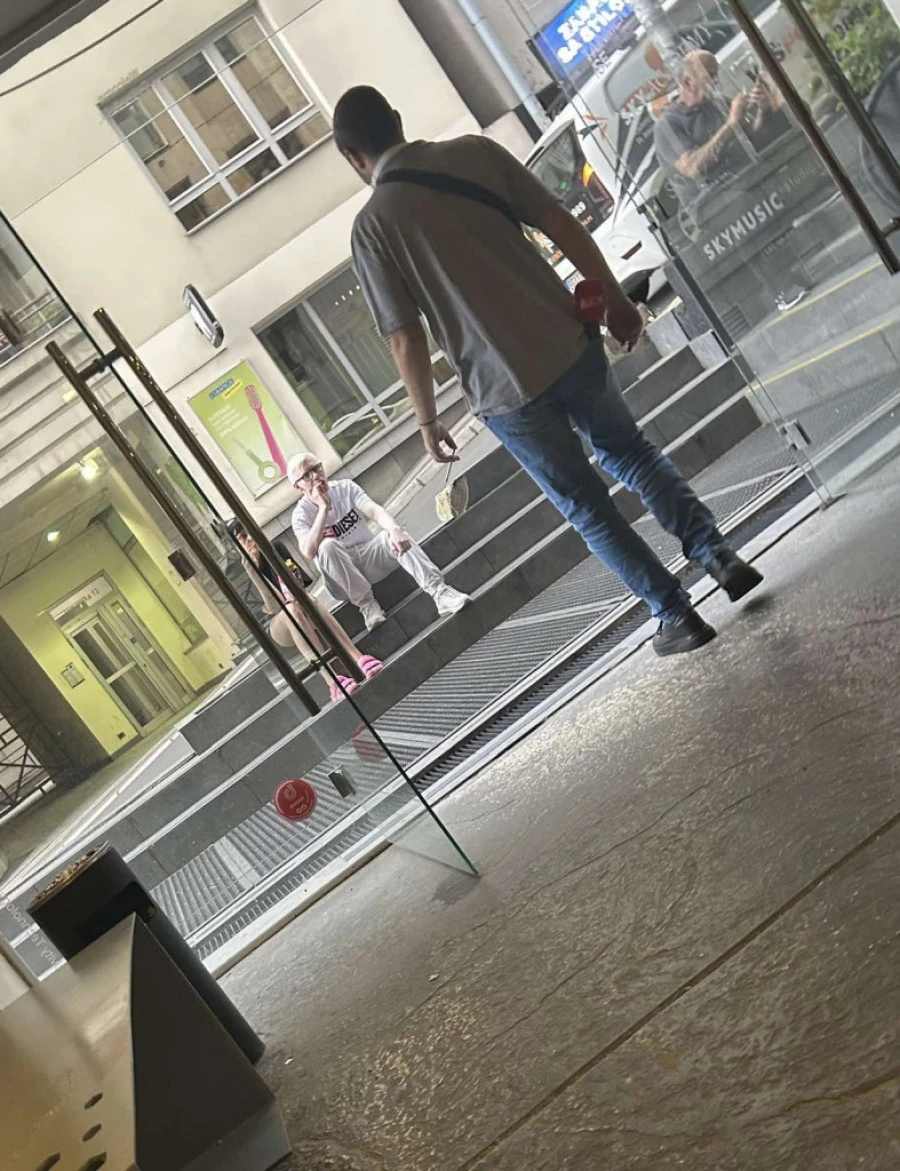 ALBINO UHVAĆEN U ŠOK IZDANJU: Ne obraća pažnju na poglede prolaznika ...