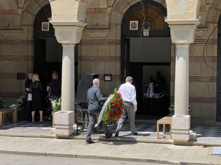 NIKOLA KOJO LJUBI KRST! Potresne scene sa SAHRANE brata našeg glumca! (FOTO)