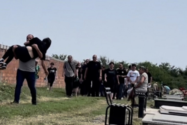 NOINA MAJKA PALA U NESVEST! Potresne slike sa sahrane svirepo ubijene tiktokerke