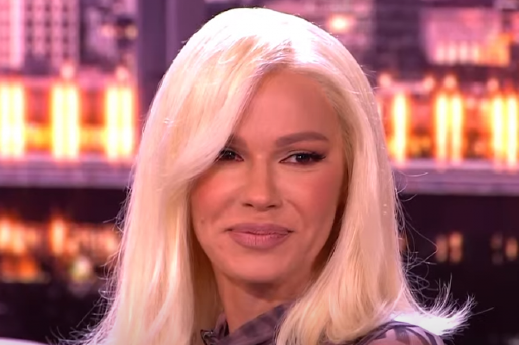 VRELA NATA POKAZALA GOLO TELO: Izašla na nastup u PROVIDNOJ kreaciji ...