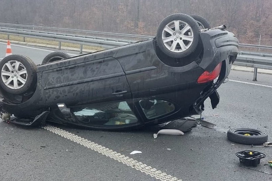 TEŠKA NESREĆA KOD UŽICA: Povređeni momak i devojka, automobil završio na krovu (FOTO)