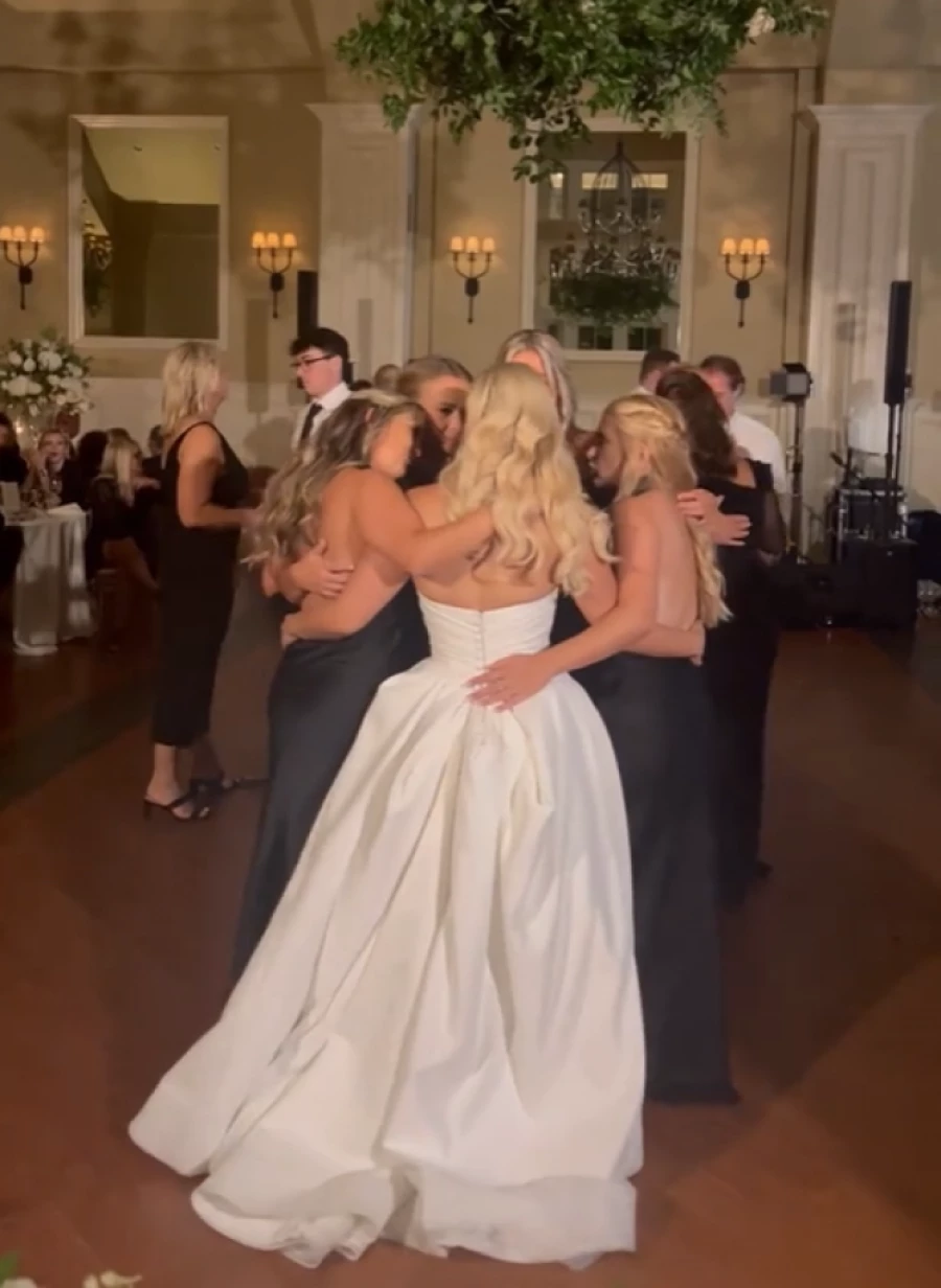 ZA DAN NAJVEĆE RADOSTI TRAŽILI SU OD SVIH GOSTIJU DA DOĐU U CRNOM: Kada ...