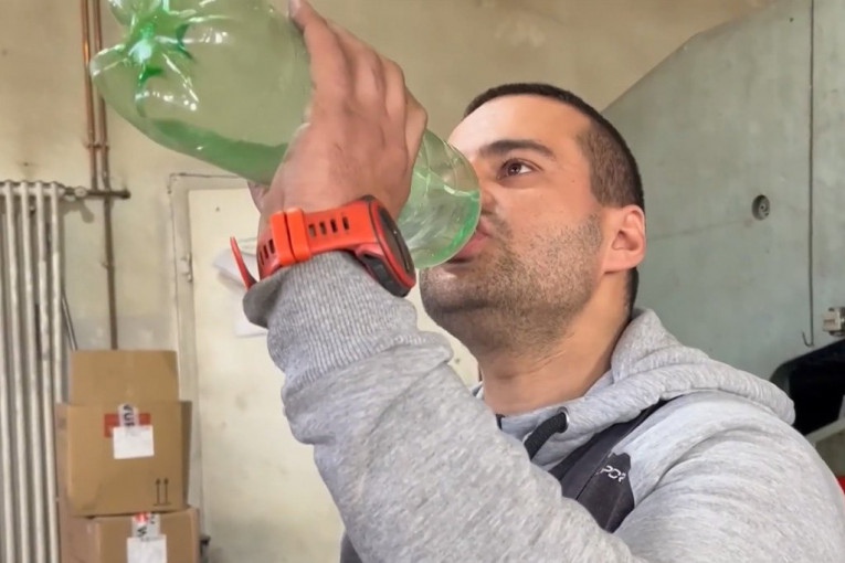MARIN ZBOG BOLESTI KOJU IMA DESETORO LJUDI NA SVETU DNEVNO MORA DA POPIJE 30 LITARA VODE! Ako je ...