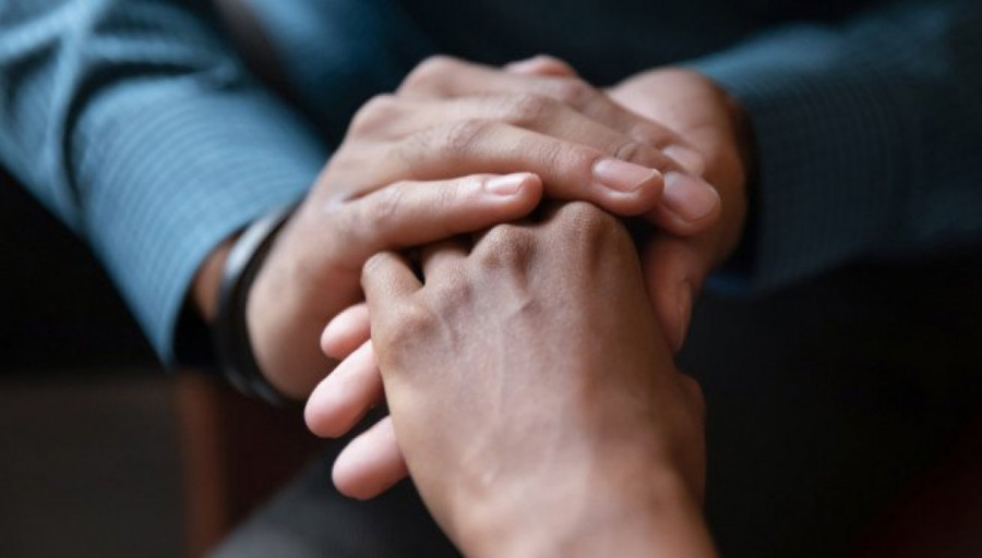 ČVRSTO, MLITAVO ILI SA DVE RUKE? Način rukovanja otkriva sve o vašem ...