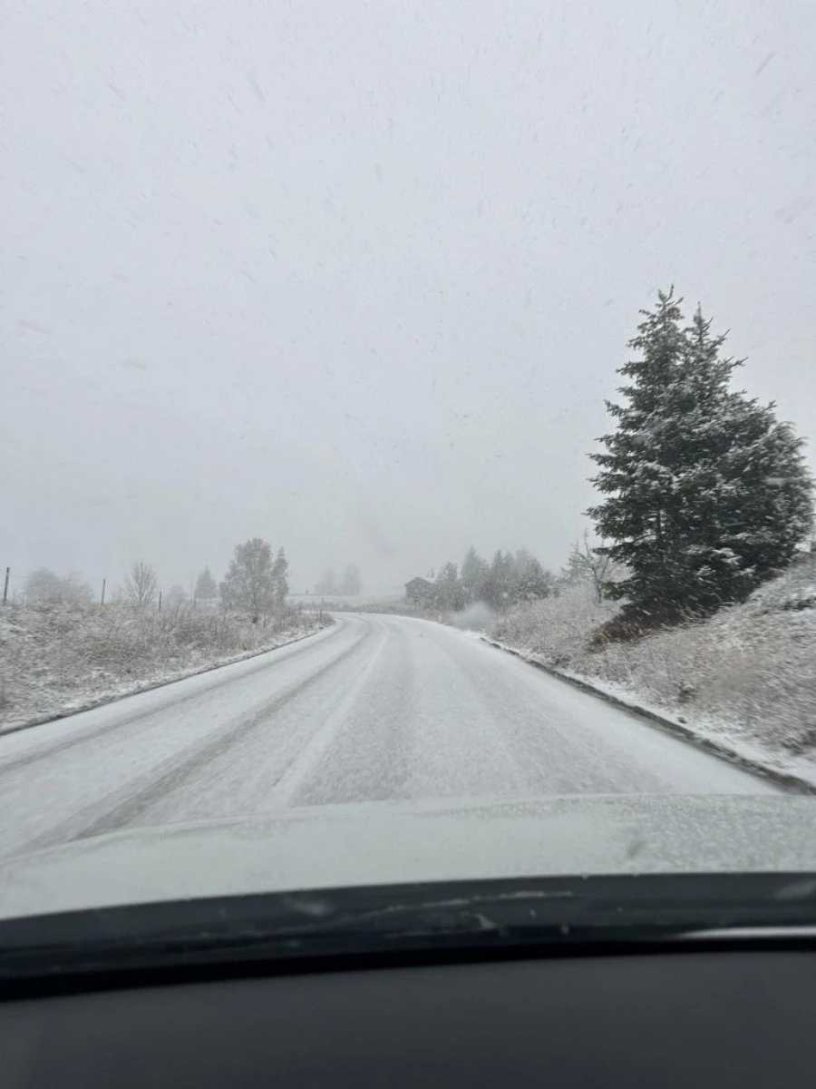 PLANINE SPREMNE ZA SKIJE I SANKE! Napadalo još snega, sve se beli na ...