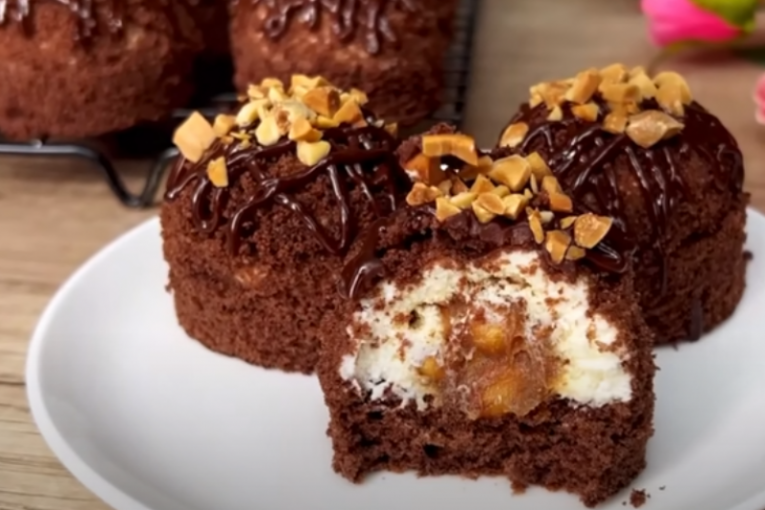 SNIKERS KOLAČ - NESTAĆE ZA MINUT: Neverovatno ukusan spoj fila od ...