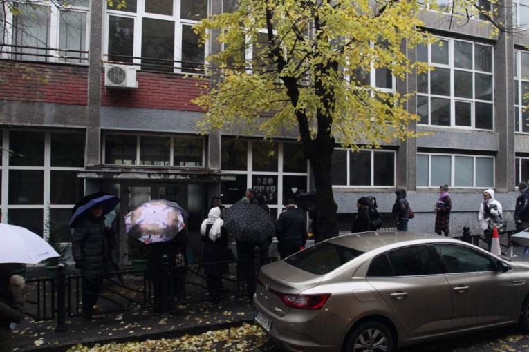 DEČAK U RANCU UNEO ORUŽJE U "VLADISLAV RIBNIKAR"! Učenik prijavio ...